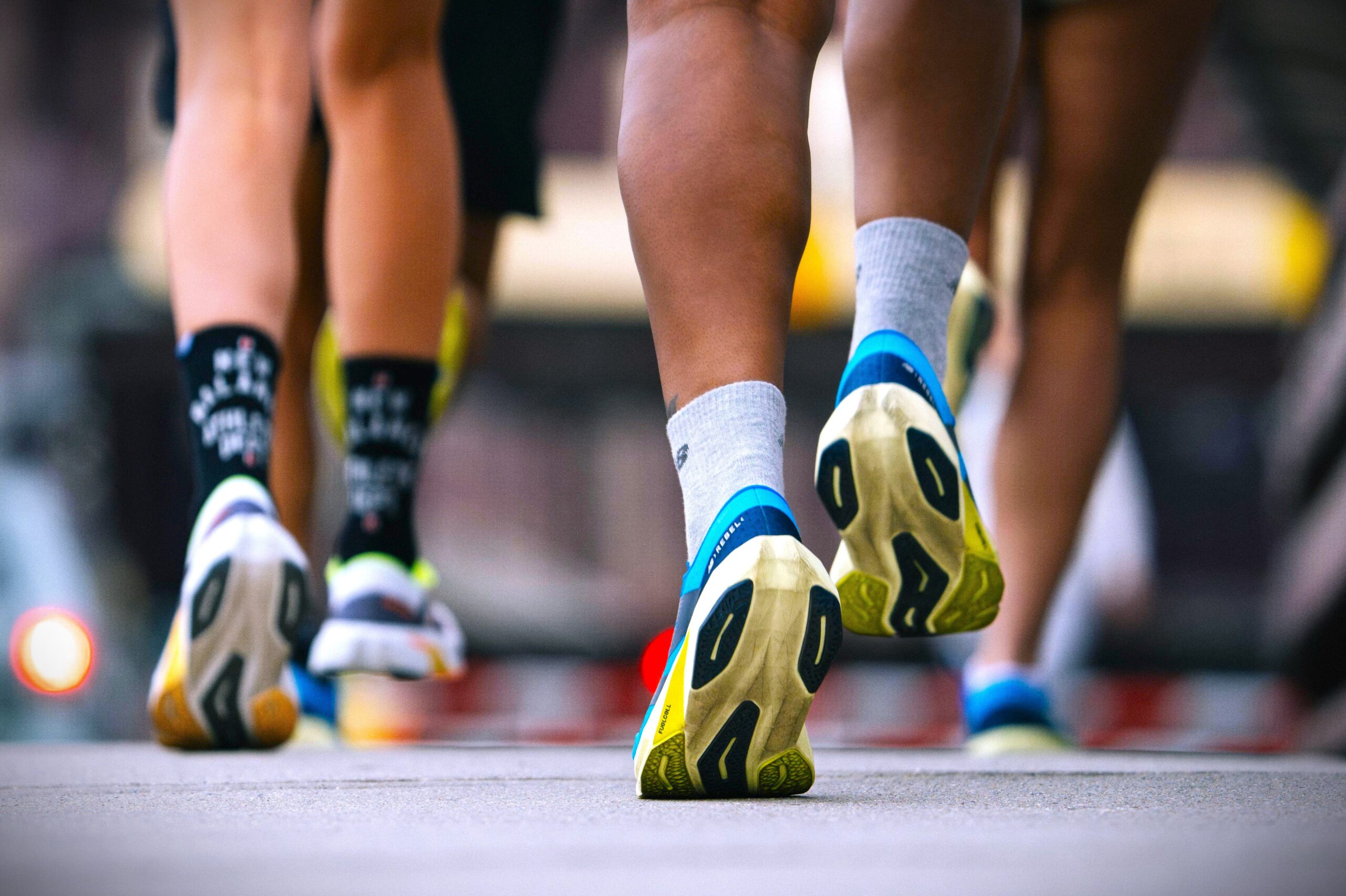 Sepatu Lari untuk Jalan Kaki, Apakah Boleh? Ketahui Risikonya - Showbizline